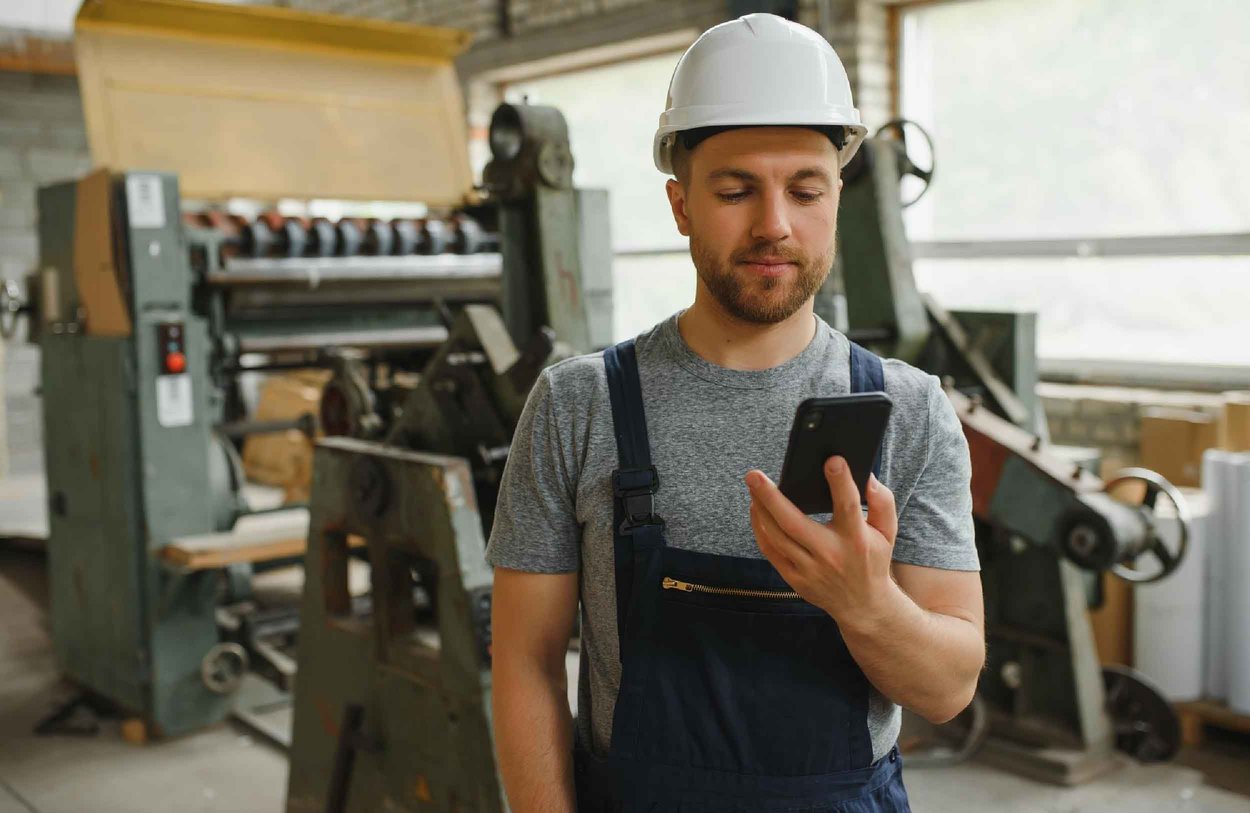 Feature Comparison Between Desktop and Mobile CMMS